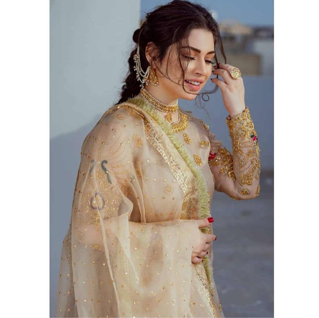 Sidra Batool Looking Radiant In Her New Photo Shoot | Reviewit.pk