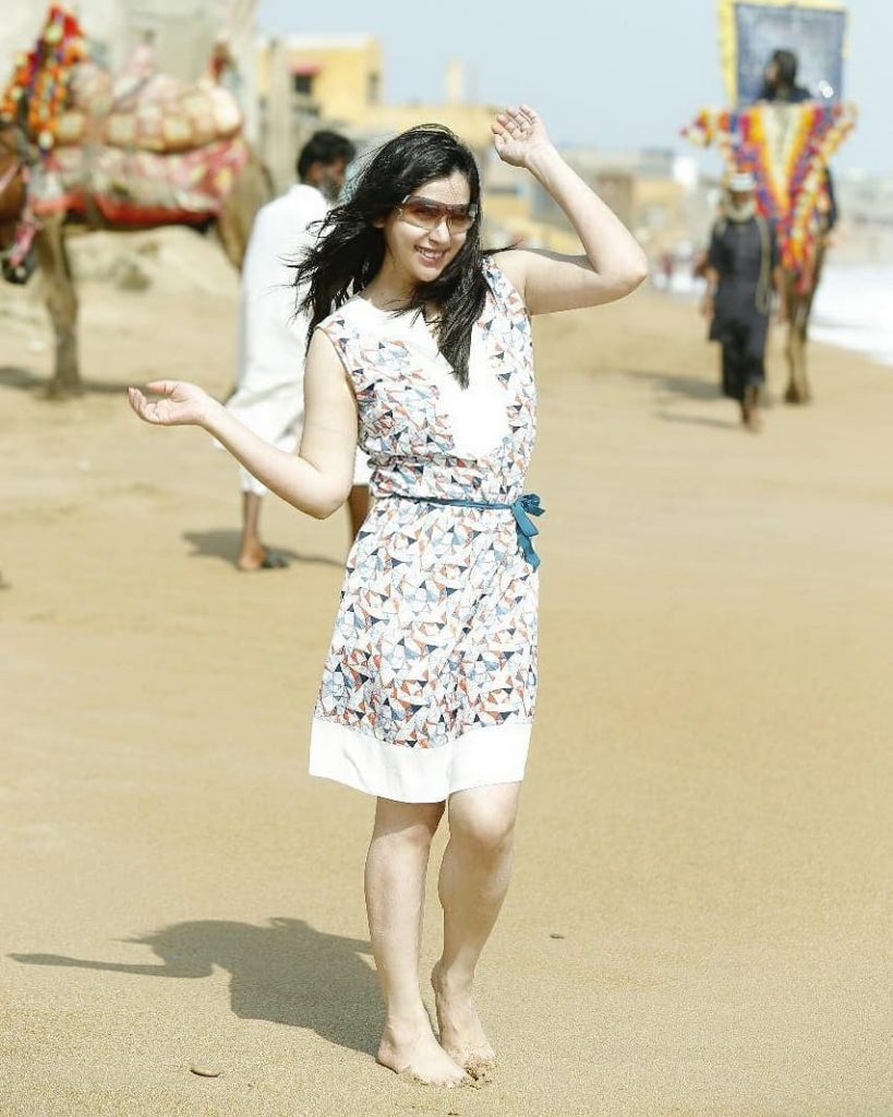 Komal Rizvi Latest Pictures from Beach with her Family | Reviewit.pk