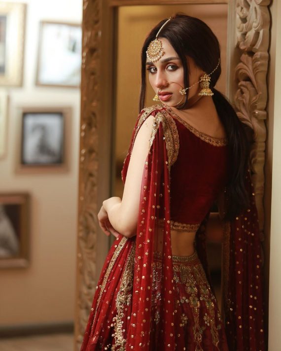 Actress Mashal Khan Latest Beautiful Photo Shoot | Reviewit.pk