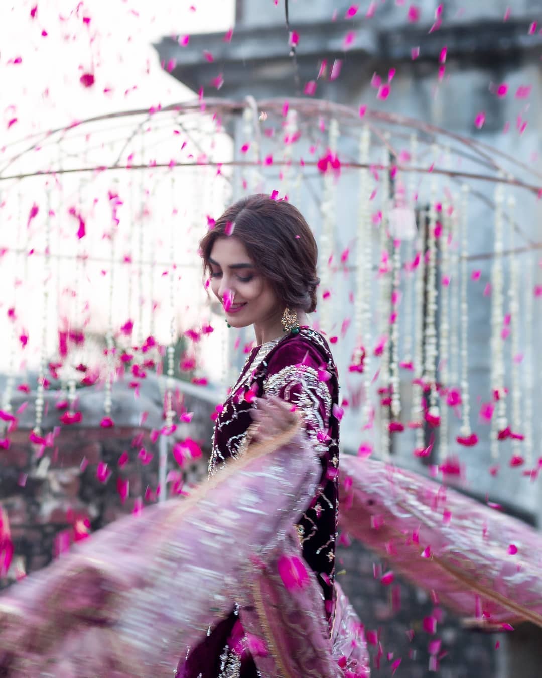 Maya Ali Looks Breathtakingly Gorgeous In Latest Shoot | Reviewit.pk