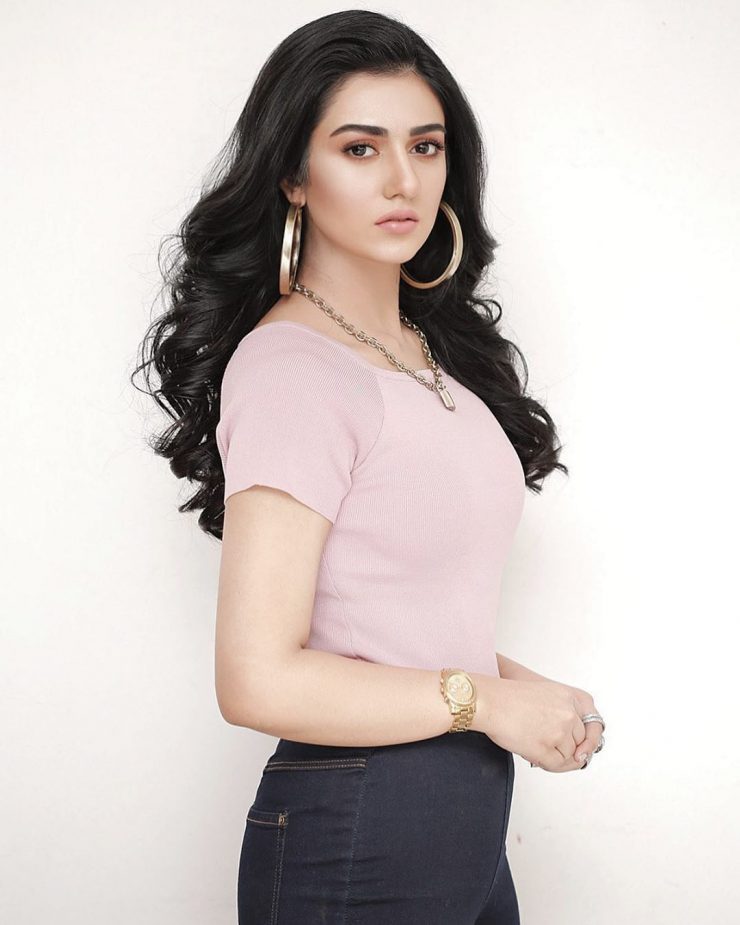 Sarah Khan Looks Like Straight Out Of A Dream In Photo Shoot | Reviewit.pk