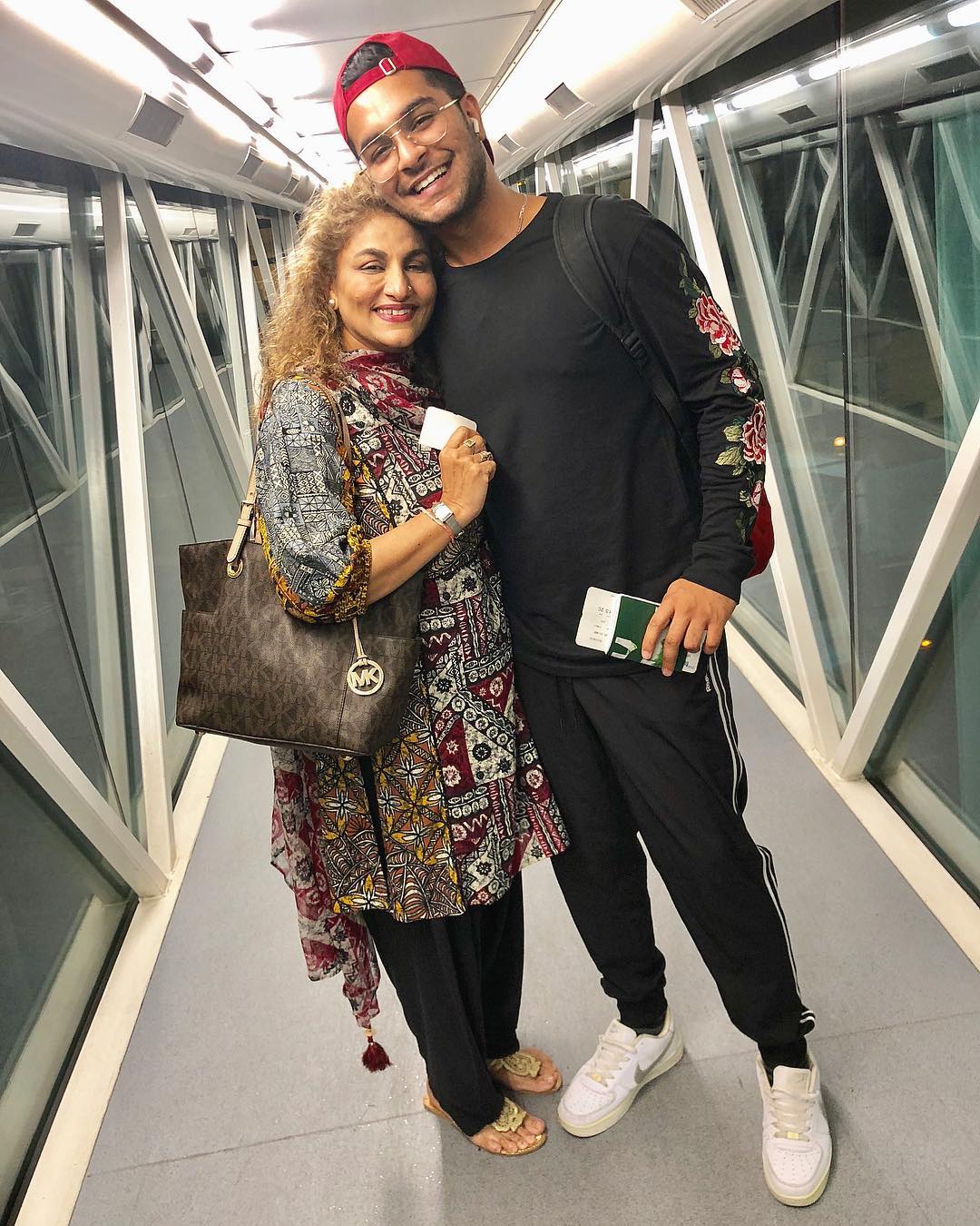 Latest Pictures of Asim Azhar with His Beloved Family | Reviewit.pk