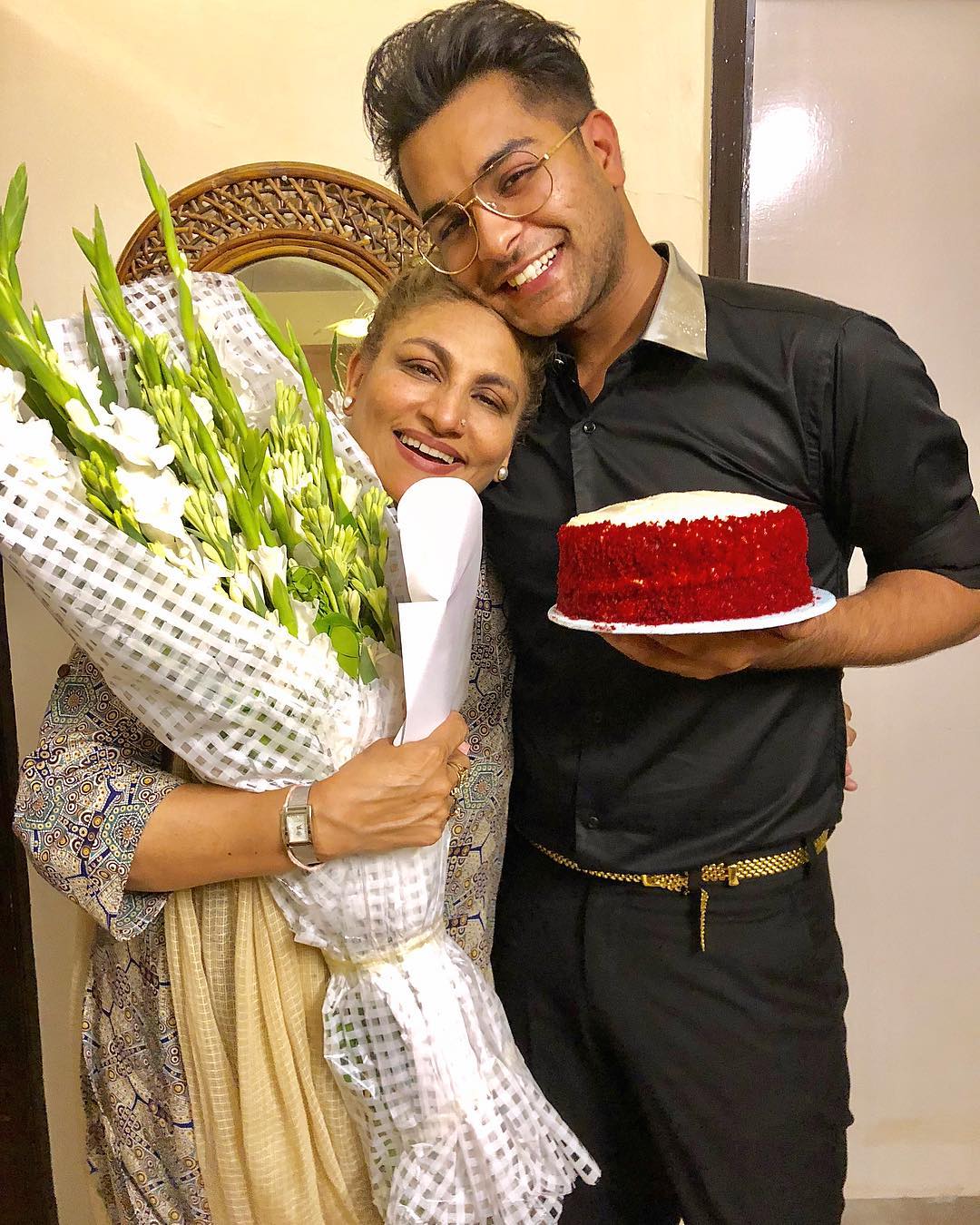 Latest Pictures of Asim Azhar with His Beloved Family | Reviewit.pk