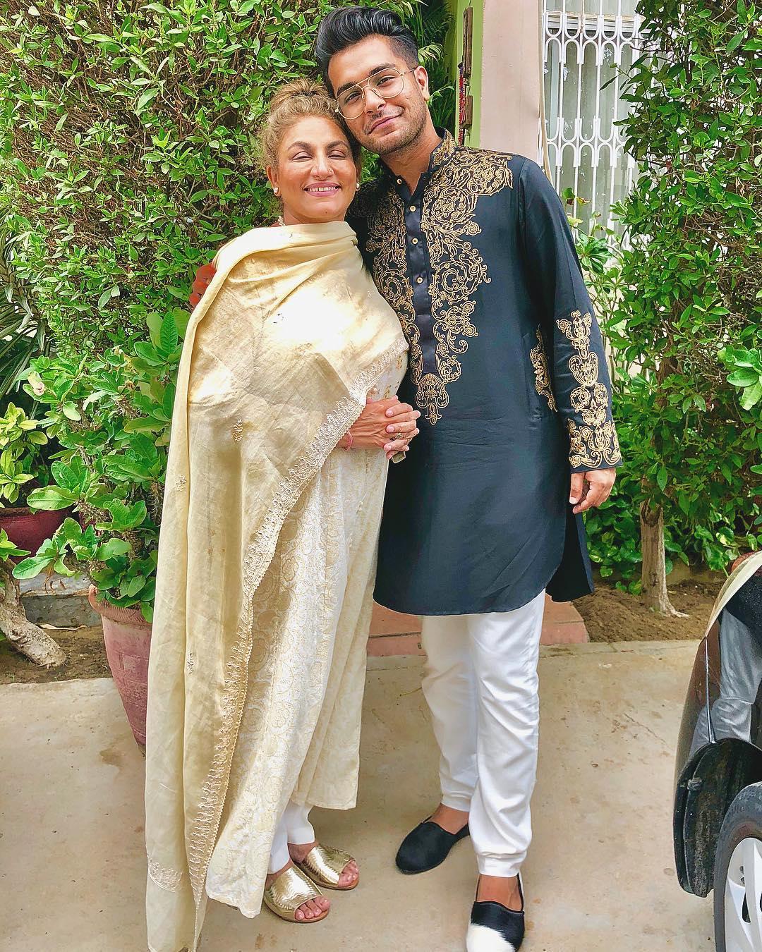 Latest Pictures of Asim Azhar with His Beloved Family | Reviewit.pk
