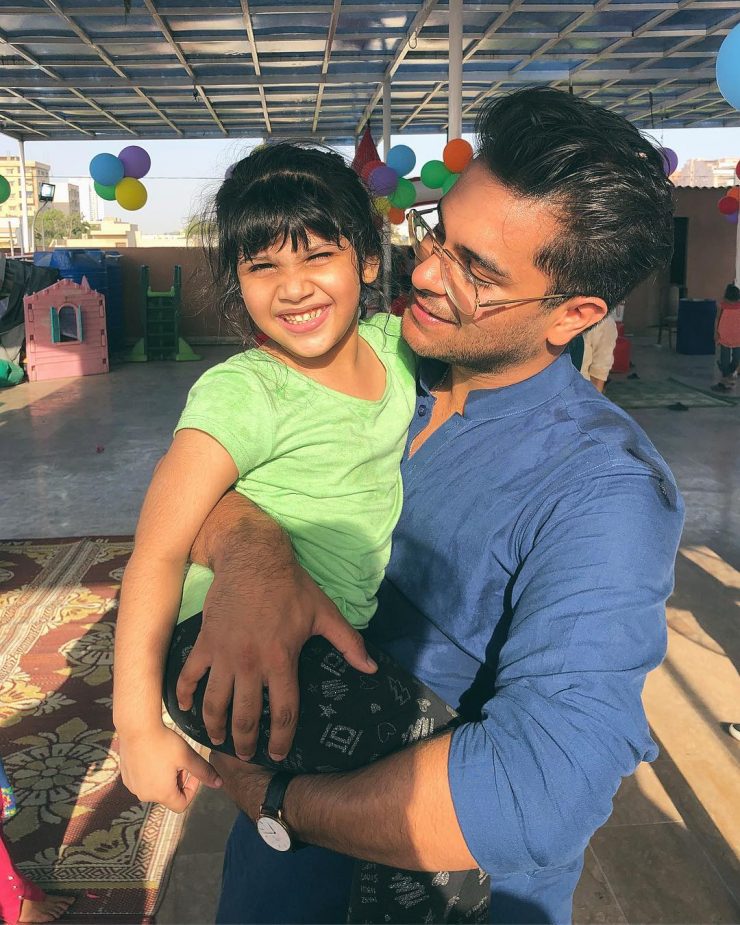 Latest Pictures of Asim Azhar with His Beloved Family | Reviewit.pk