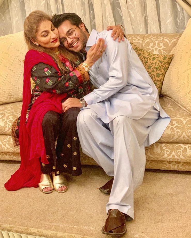 Latest Pictures of Asim Azhar with His Beloved Family | Reviewit.pk