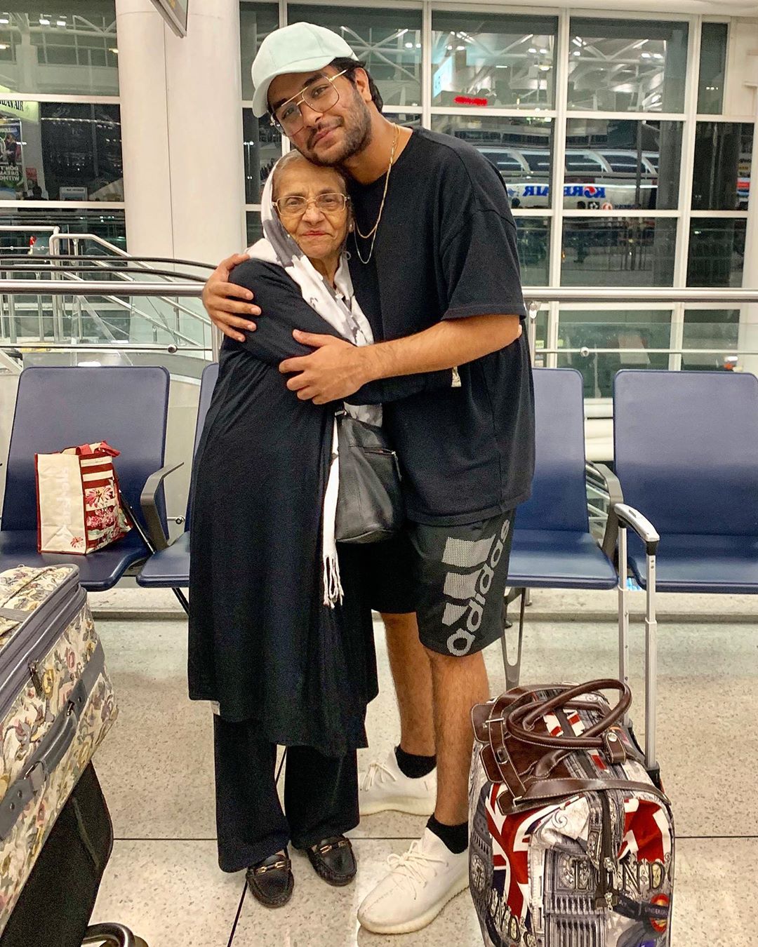 Latest Pictures of Asim Azhar with His Beloved Family | Reviewit.pk