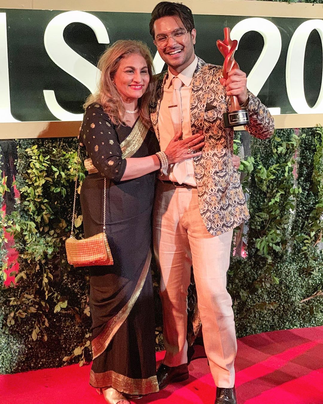 Latest Pictures of Asim Azhar with His Beloved Family | Reviewit.pk