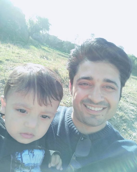 Actor Babar Khan with Wife Bisma and Kids - Latest Pictures | Reviewit.pk