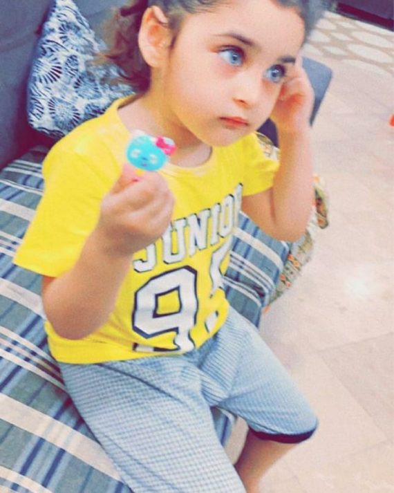 Actor Babar Khan with Wife Bisma and Kids - Latest Pictures | Reviewit.pk