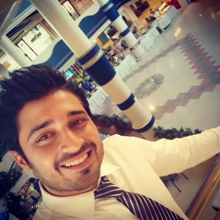 Actor Babar Khan with Wife Bisma and Kids - Latest Pictures | Reviewit.pk