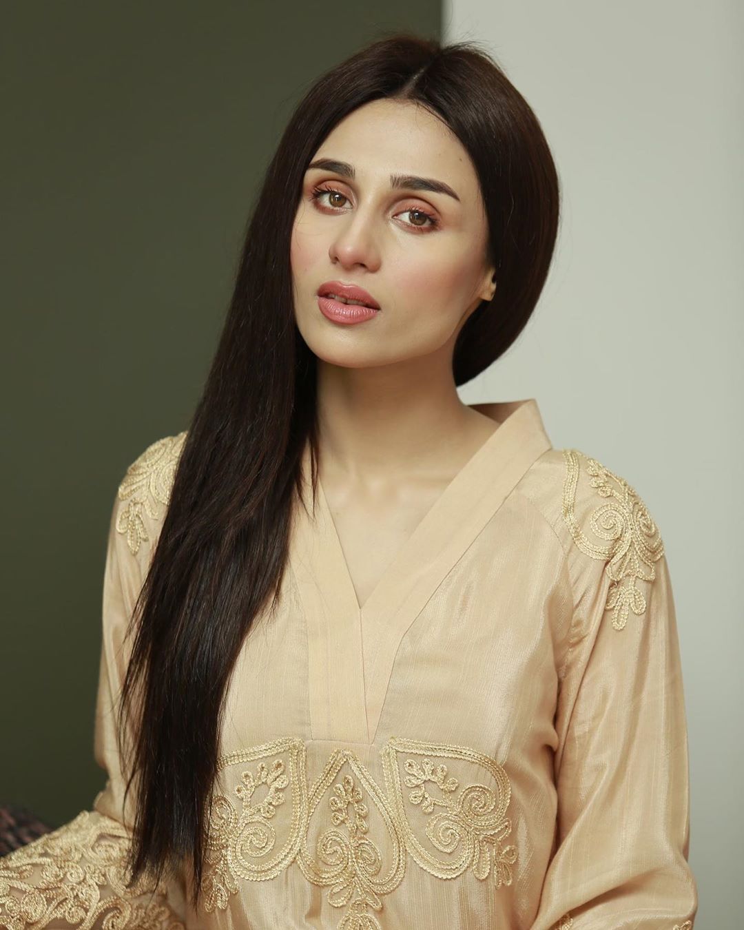 Sparkling Pictures of Mashal Khan in Golden Dresses | Reviewit.pk
