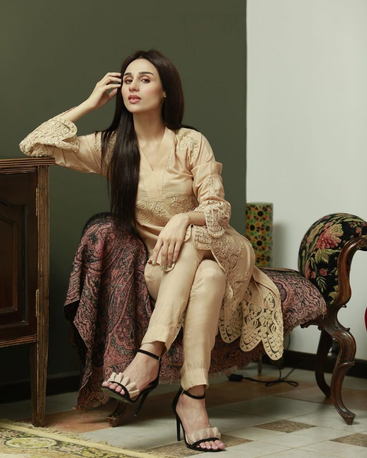 Sparkling Pictures of Mashal Khan in Golden Dresses | Reviewit.pk