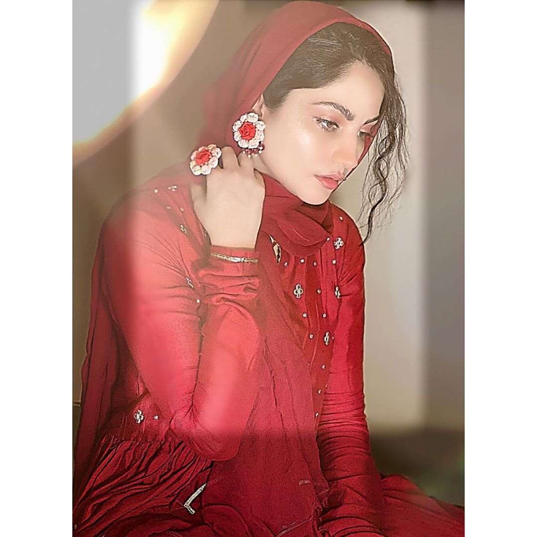Sizzling New Pictures of Neelum Muneer in Sunlight | Reviewit.pk