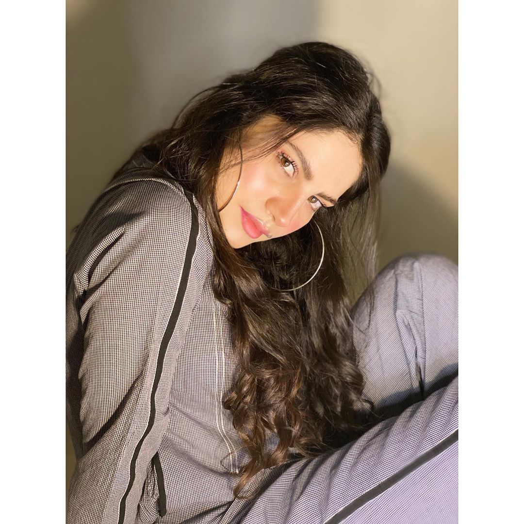 Sizzling New Pictures of Neelum Muneer in Sunlight | Reviewit.pk