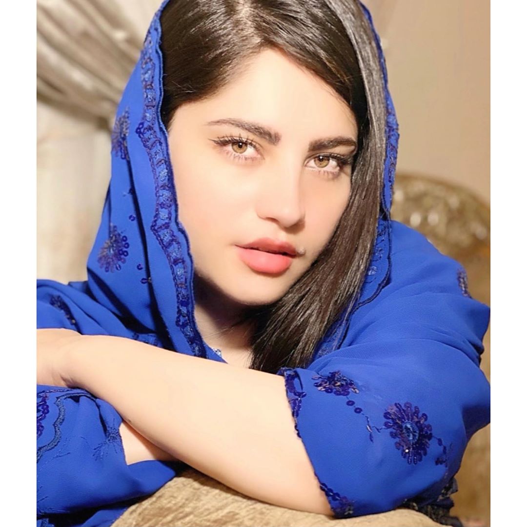 Sizzling New Pictures of Neelum Muneer in Sunlight | Reviewit.pk