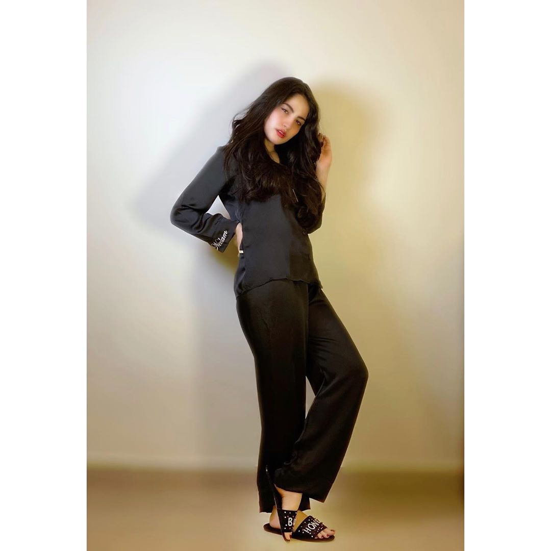 Sizzling New Pictures of Neelum Muneer in Sunlight | Reviewit.pk