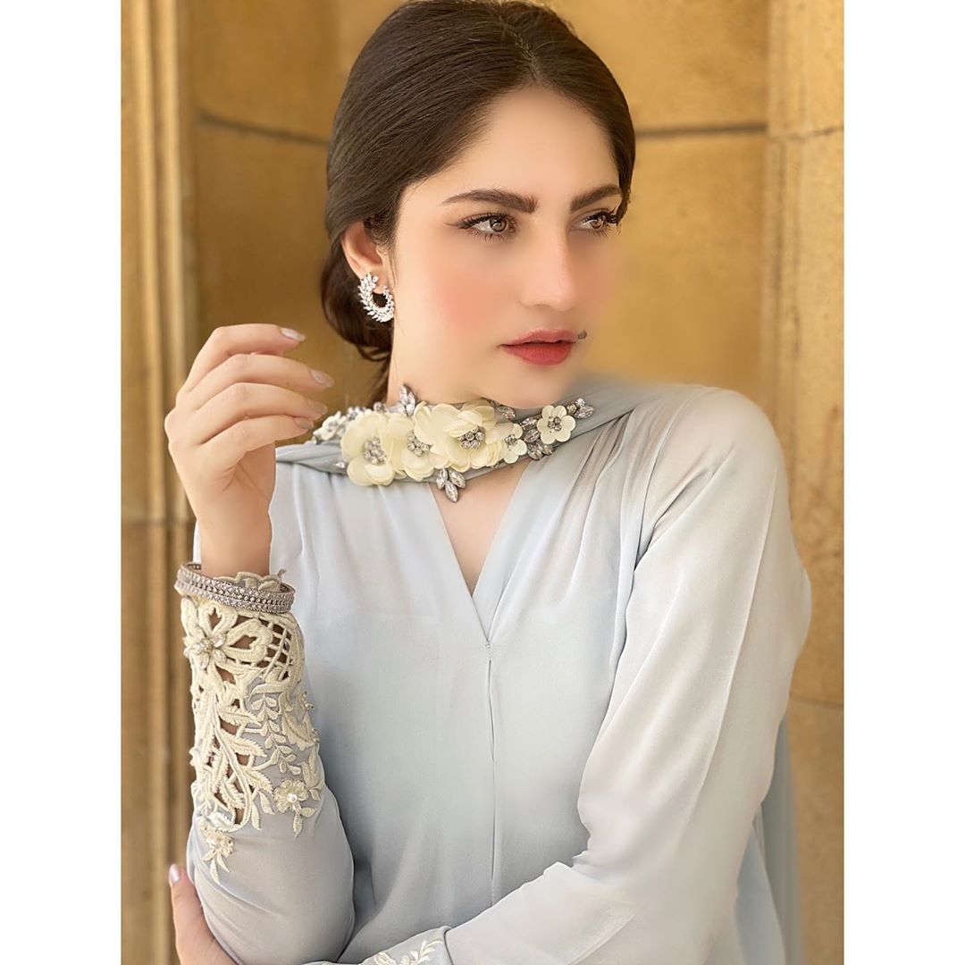 Sizzling New Pictures of Neelum Muneer in Sunlight | Reviewit.pk