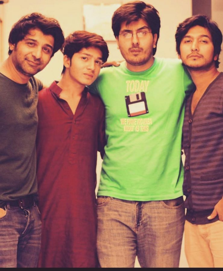 Family Pictures of Singer Shuja Haider | Reviewit.pk