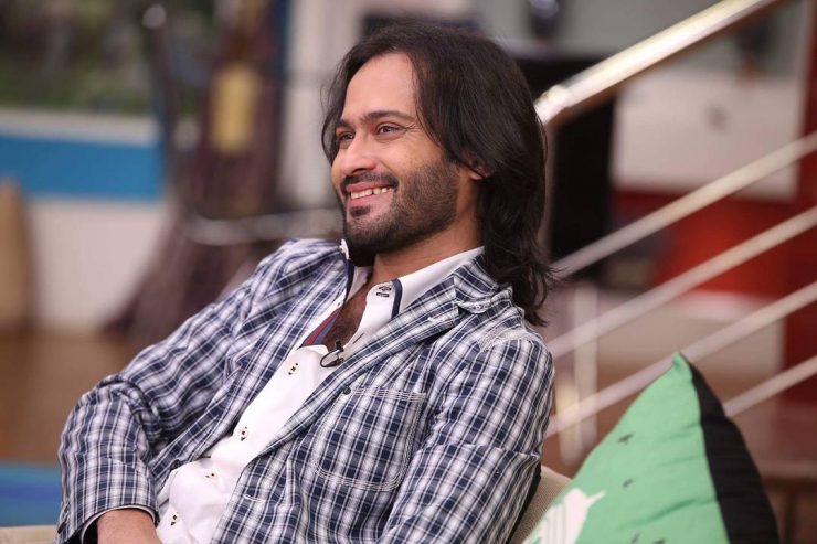 25 Styles of Waqar Zaka That Helped Him Evolved as a Star | Reviewit.pk