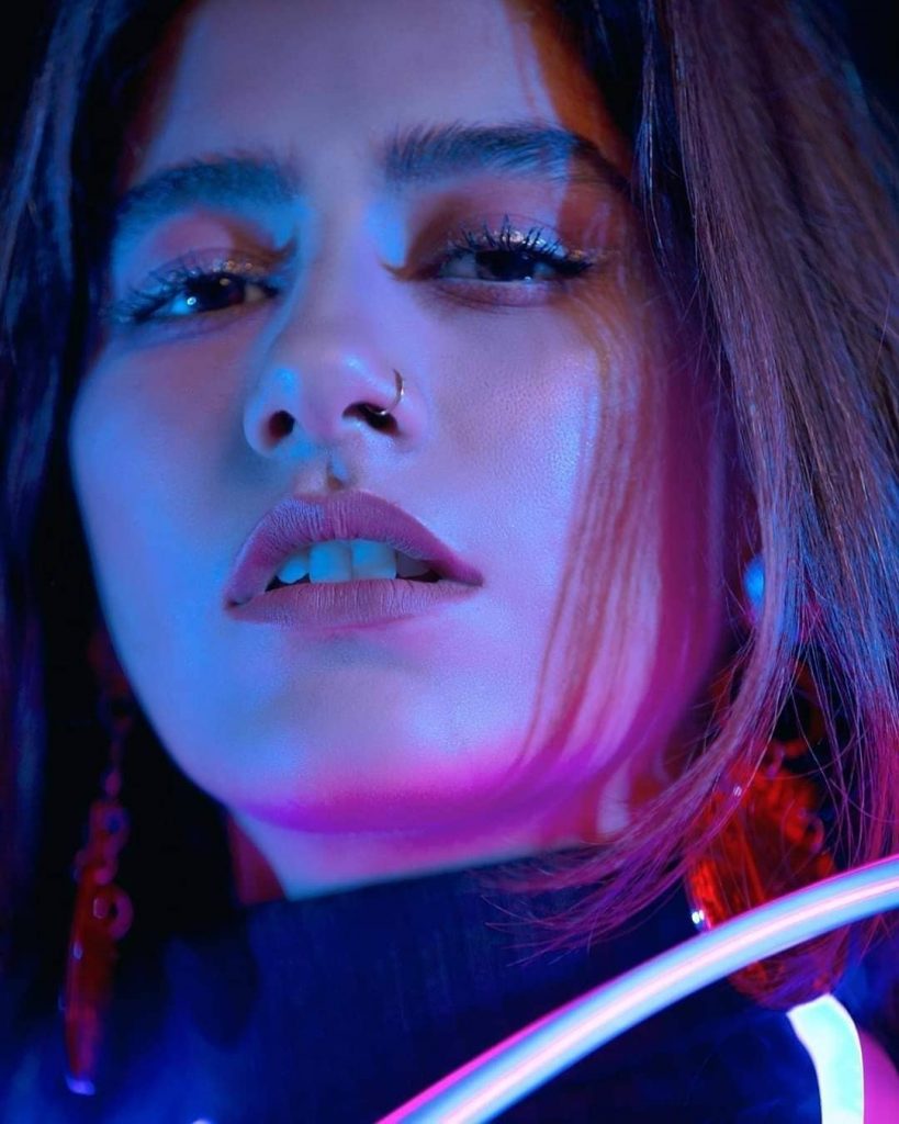 Syra Yousaf Latest Stylish Photo Shoot | Reviewit.pk