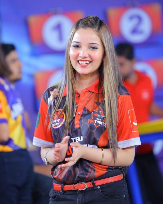 Who Is Rabeeca Khan? See Latest Rabeeca Khan Pictures | Reviewit.pk