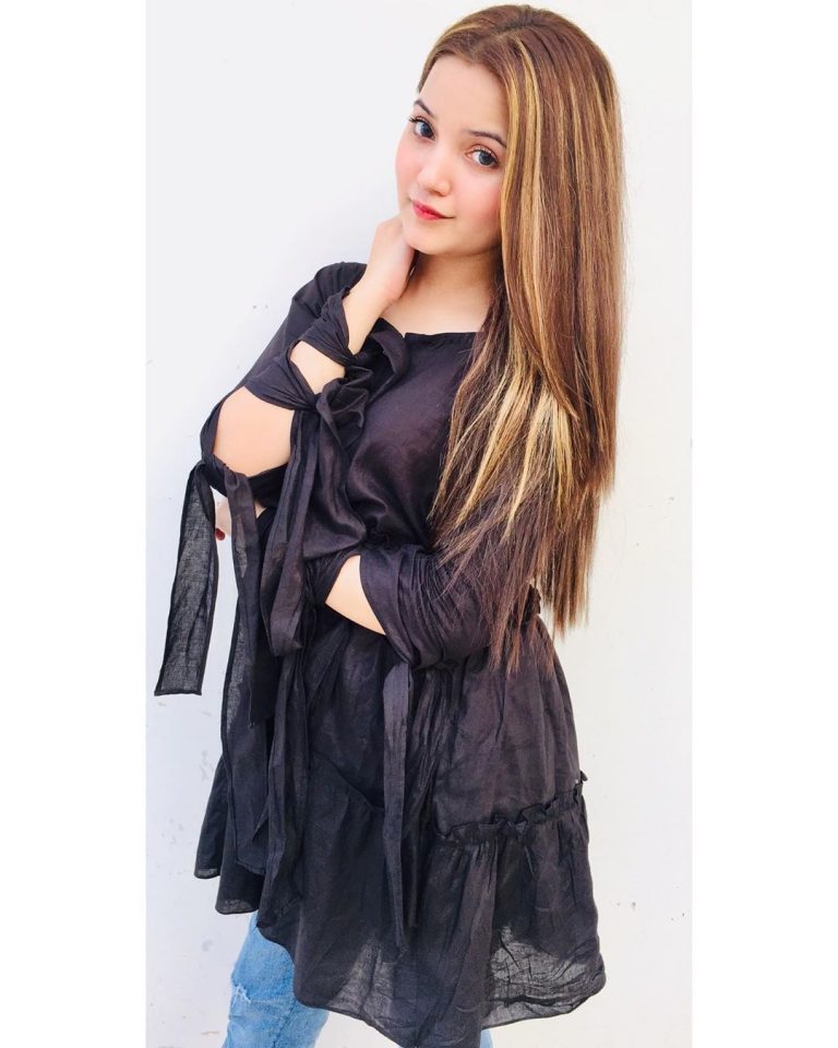 Who Is Rabeeca Khan? See Latest Rabeeca Khan Pictures | Reviewit.pk