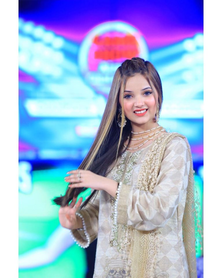 Who Is Rabeeca Khan? See Latest Rabeeca Khan Pictures | Reviewit.pk