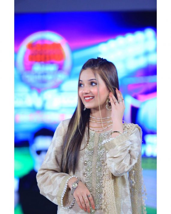 Who Is Rabeeca Khan? See Latest Rabeeca Khan Pictures | Reviewit.pk