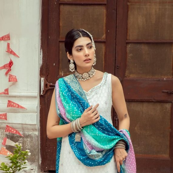 Eman Suleman Looks Fabulous In Latest Shoot | Reviewit.pk