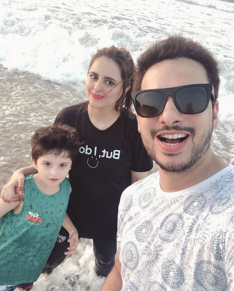 Fatima Effendi and Kanwar Arsalan Pictures from Beach | Reviewit.pk