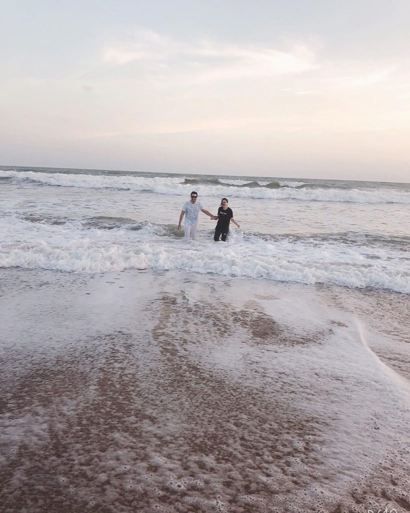 Fatima Effendi and Kanwar Arsalan Pictures from Beach | Reviewit.pk