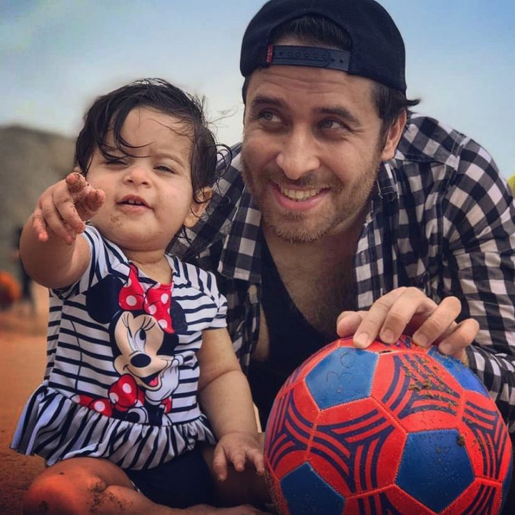 Haroon Shahid Jamming With Daughter - Adorable Video | Reviewit.pk