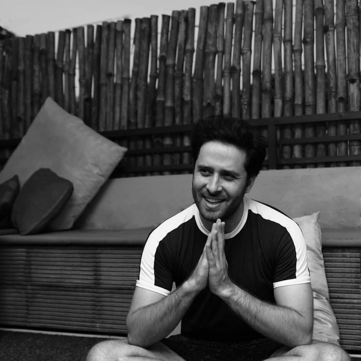 Haroon Shahid Jamming With Daughter - Adorable Video | Reviewit.pk