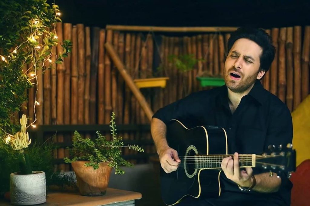 Actor Haroon Shahid New Pictures with his Family | Reviewit.pk