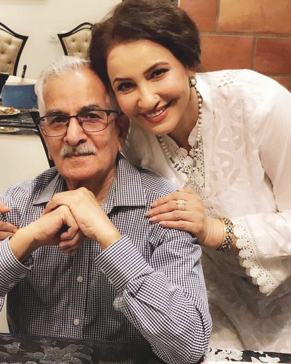 Here Are Happy Pictures Of Saba Faisal With Her Family | Reviewit.pk