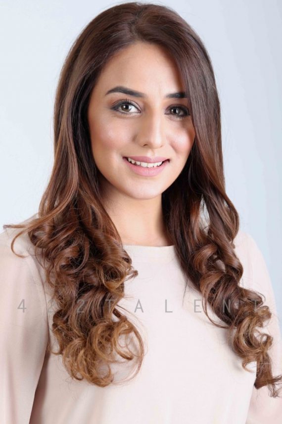 Actress Kinza Razzak Spotted At A Friend's Wedding | Reviewit.pk