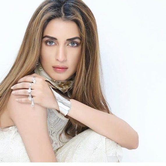 Iman Aly Showing Her Dance Moves At Wedding | Reviewit.pk