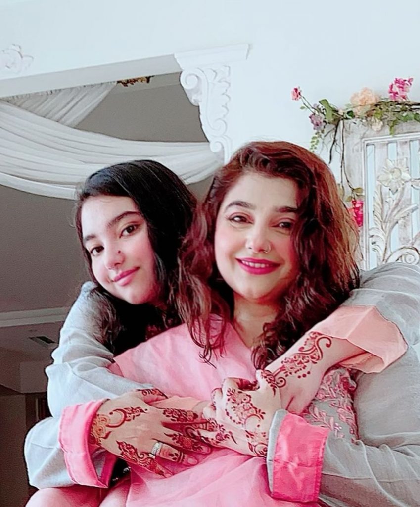 Javeria and Saud Eid Pictures with Family | Reviewit.pk