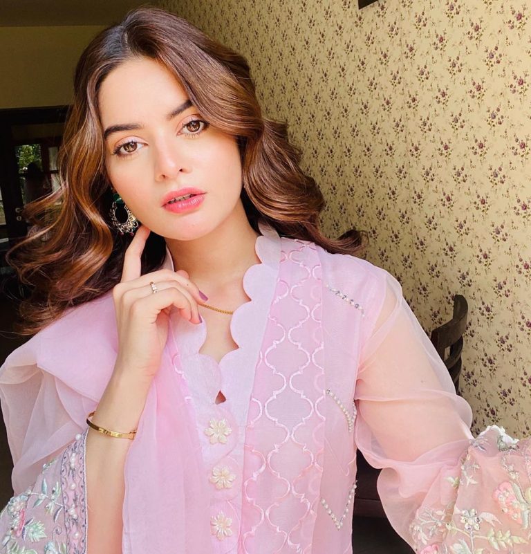 Minal Khan Looks Extraordinarily Stunning In Bridal Shoot | Reviewit.pk