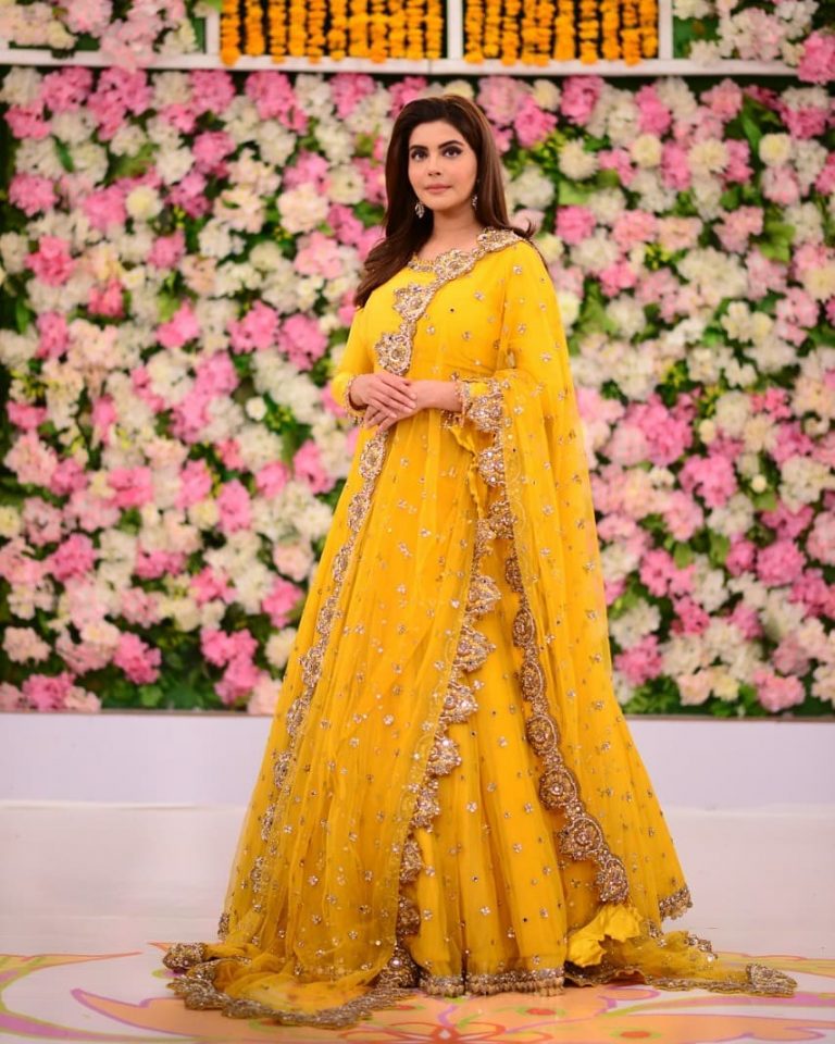 Nida Yasir Shared Details Of Her Make Up Products | Reviewit.pk