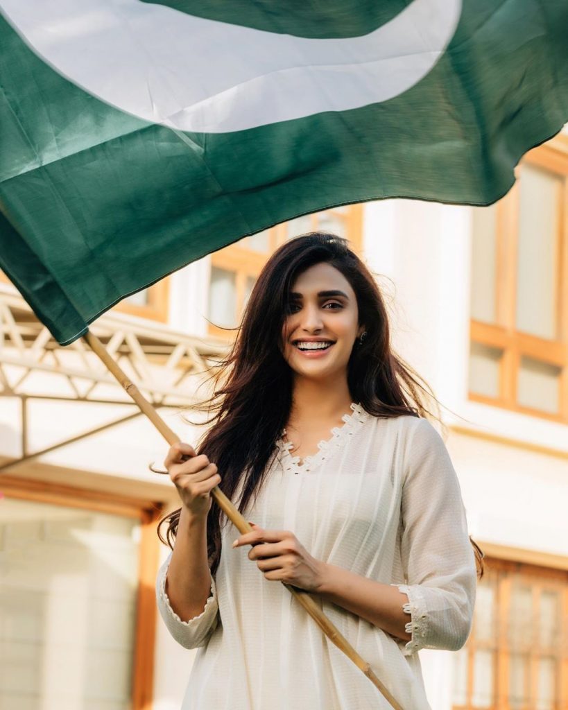 Pakistani Celebrities Pictures from independence Day | Reviewit.pk