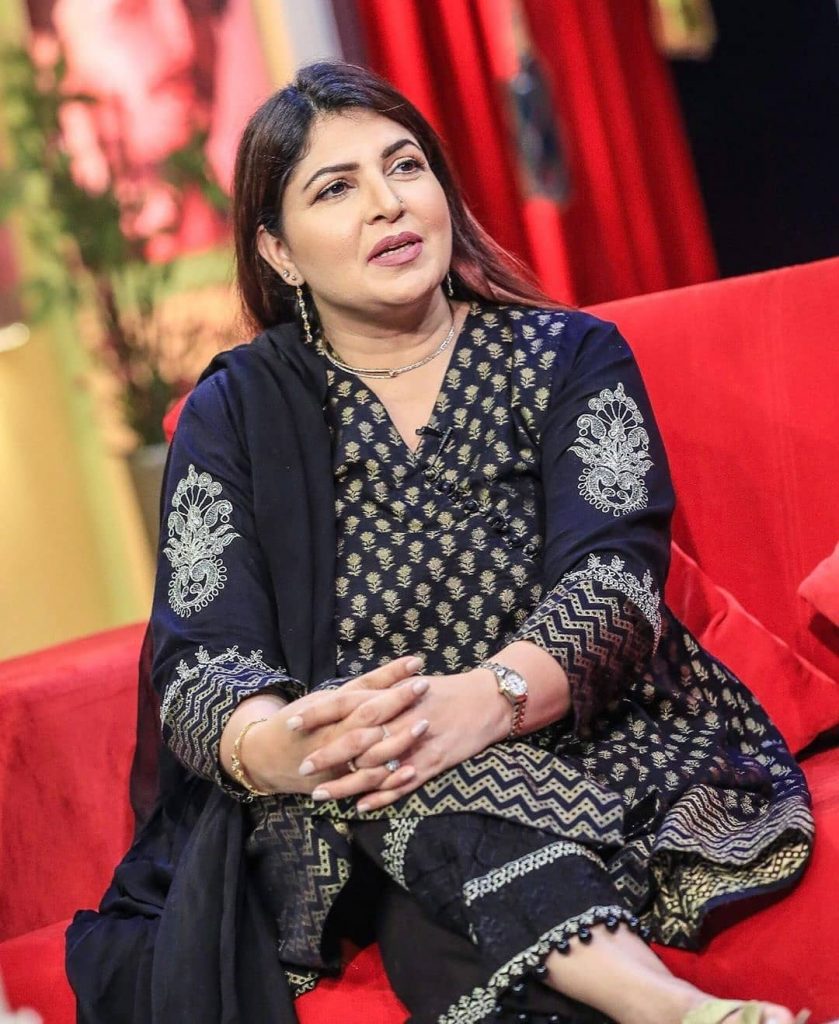 Shagufta Ejaz Clicks on the sets of Bol Nights with Ahsan Khan ...