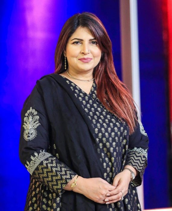 Shagufta Ejaz Clicks on the sets of Bol Nights with Ahsan Khan ...