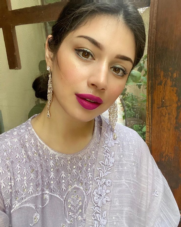 Sidra Batool Beautiful Pictures with Husband and Kids | Reviewit.pk