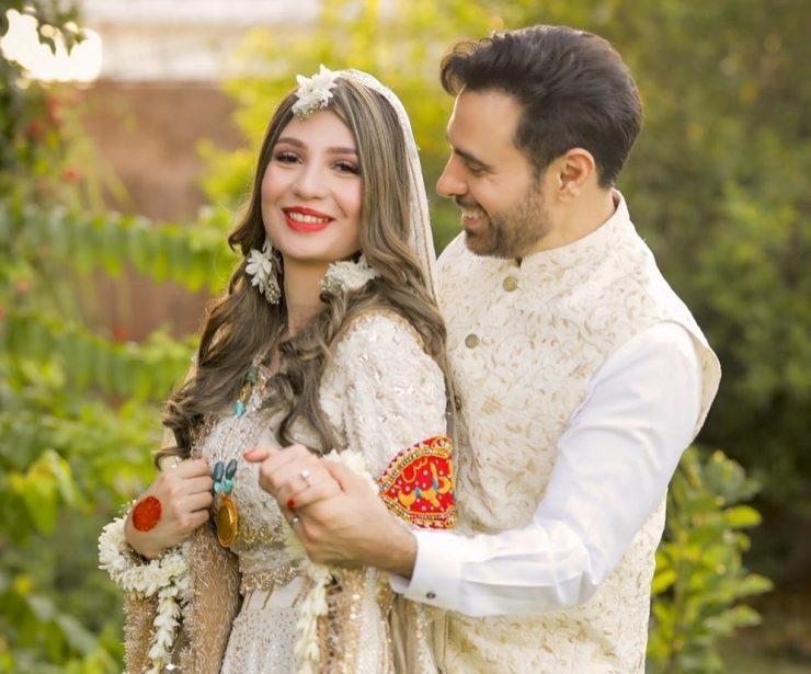 Stunning Eid Pictures Of Haroon Rashid With Wife | Reviewit.pk