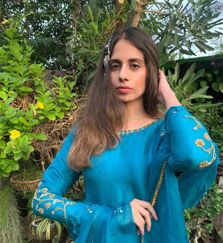 Neha Khan’s Latest Pictures In A Unique Fashion Style | Reviewit.pk