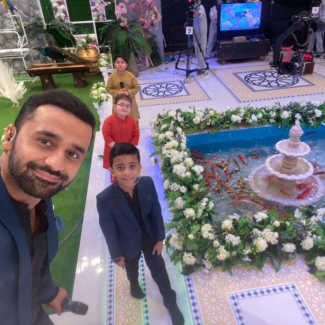 25 Adorable Family Pictures Of Waseem Badami | Reviewit.pk