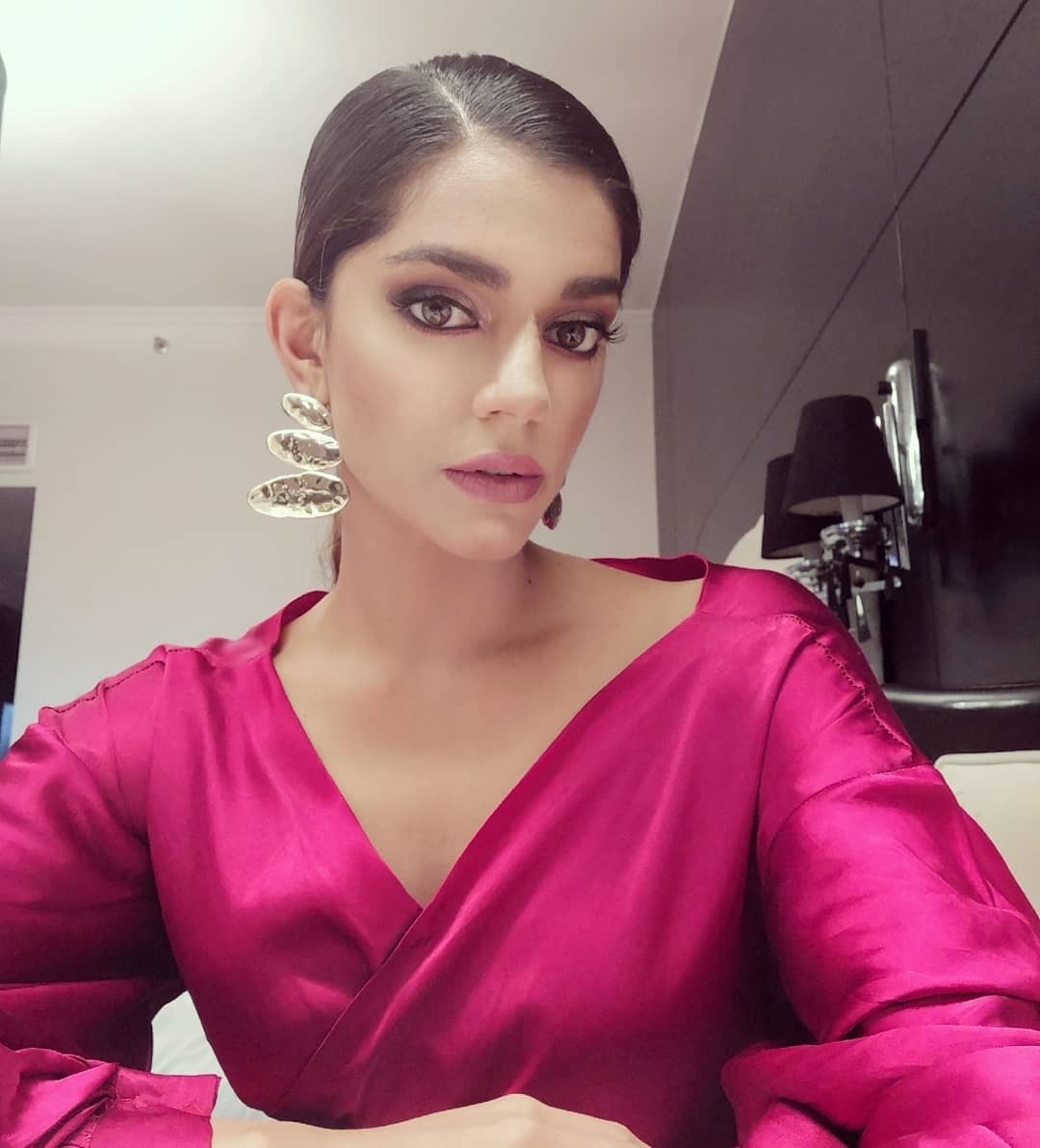 30 Amazing and Bold Pictures Of Sanam Saeed | Reviewit.pk