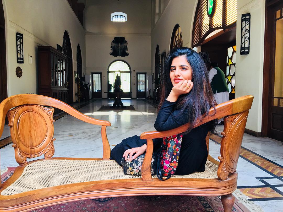 A Quick Sneak Peek into The Life Of Quratulain Baloch | Reviewit.pk